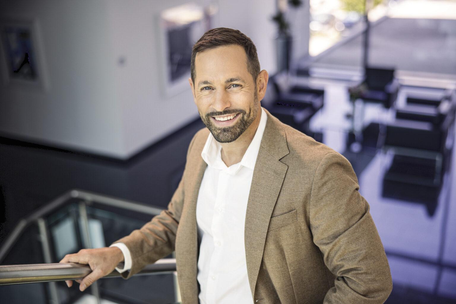 Lower prices for customers, higher salaries for workers, more orders ...